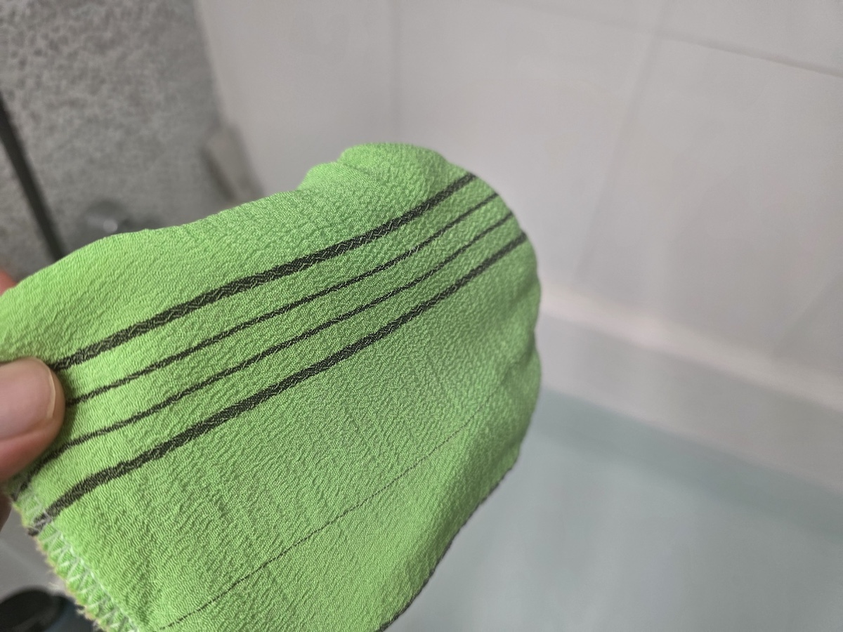 Korean Exfoliating Mitt: The Secret to Celebrity "Glass Skin" at Home